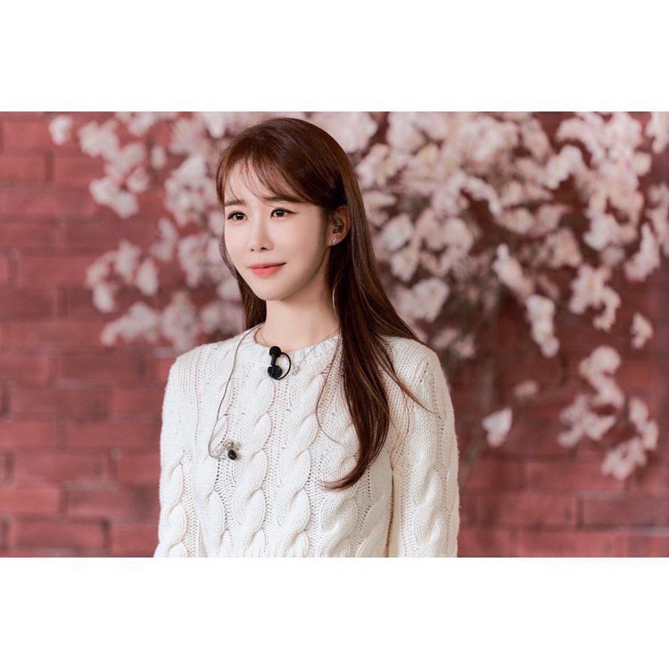IU's lyrics hide love and confess her girlfriend for 13 years, and she ...