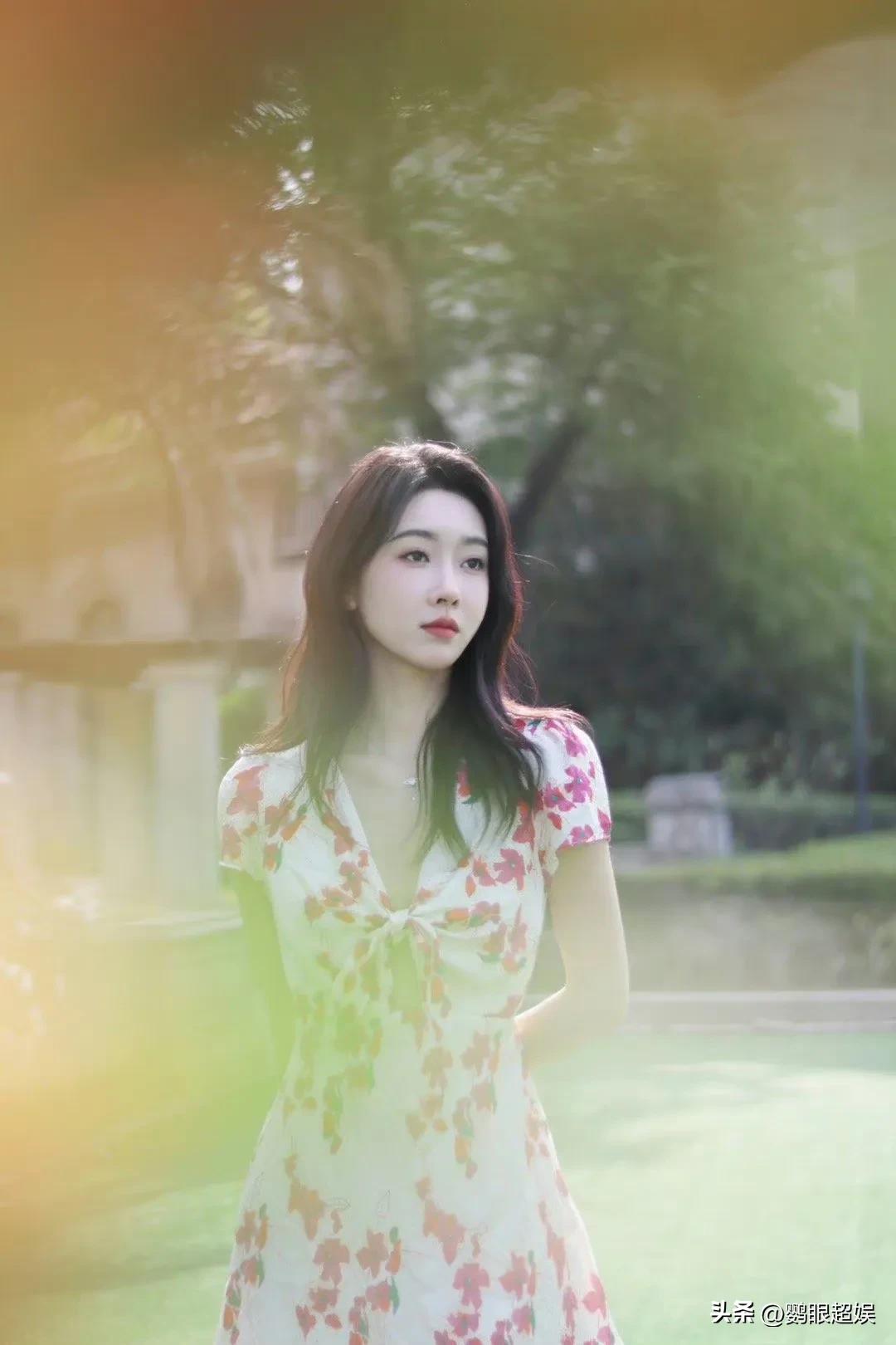 Xuan Lu's outdoor flowers and white dress take photos with her ...