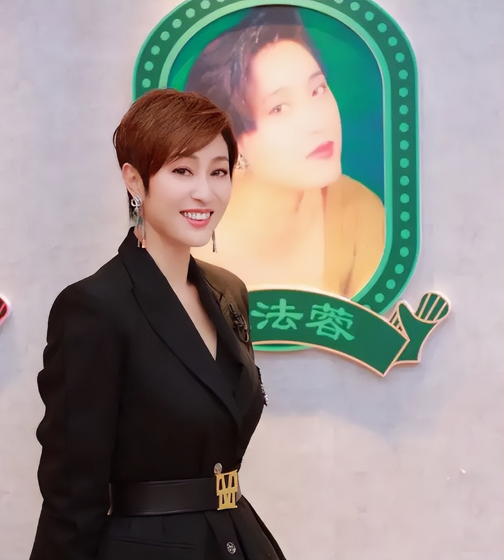 Too "handsome", Zhang Xiaofei reproduces the classic short hair style, which is comparable to ...