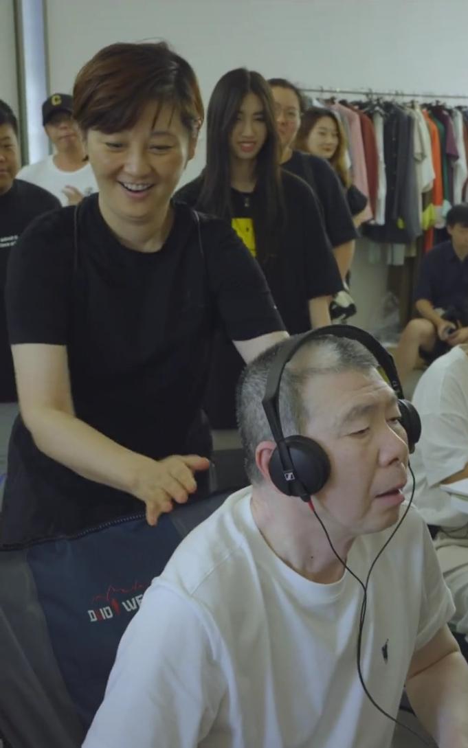 55-year-old Xu Fan visits Feng Xiaogang, director Feng is disgusted and embarrassed, 17-year-old ...