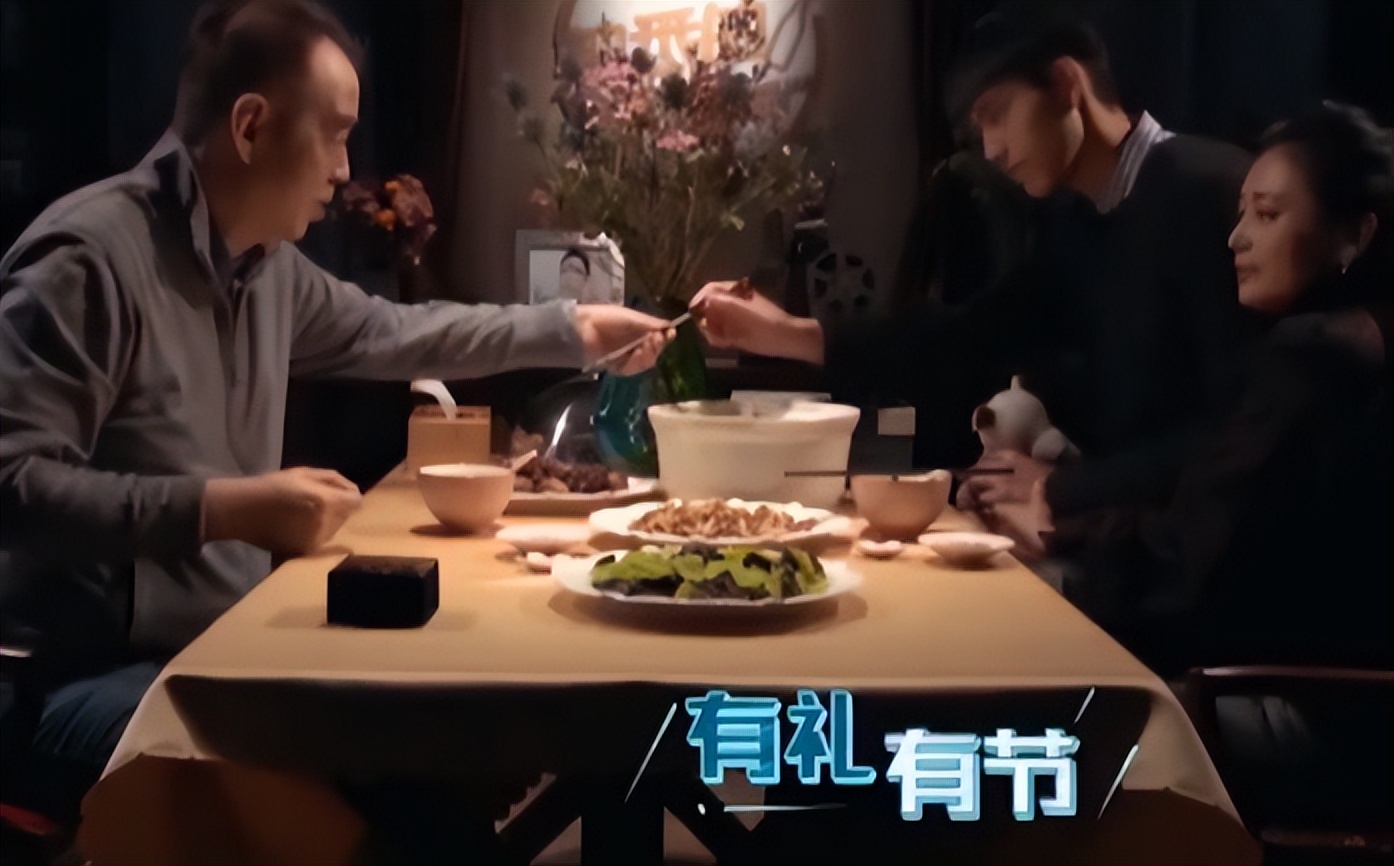 Chen Feiyu's original family: Kneeling at home to watch his parents eat ...