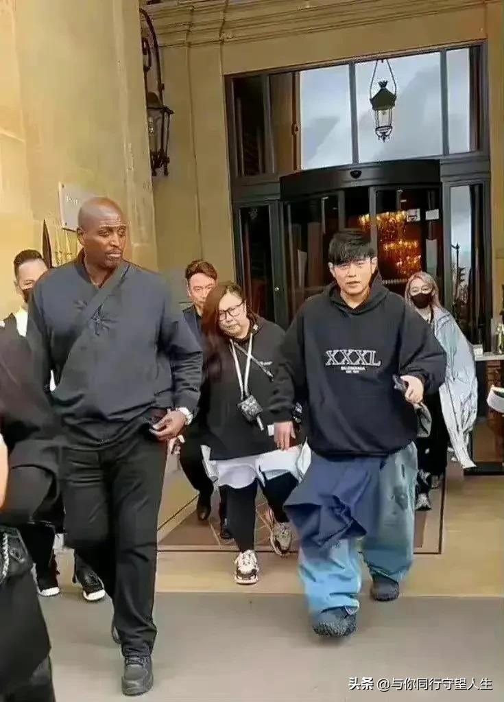 Jay Chou and Kunling participated in Paris Fashion Week, sharing the ...