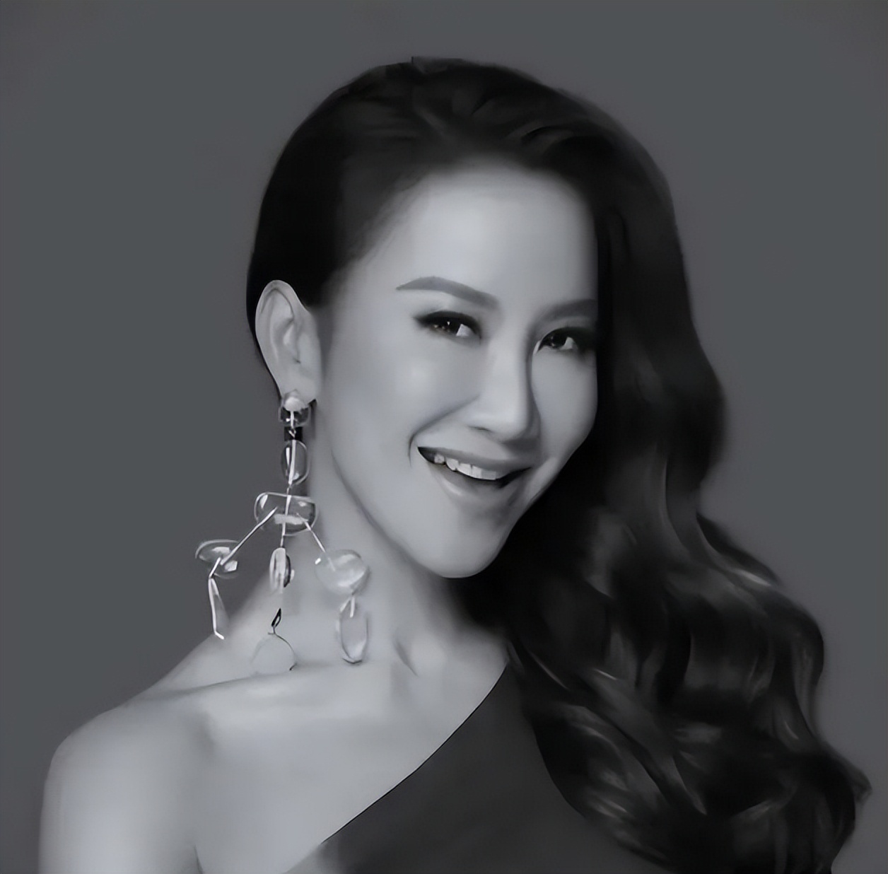 Coco Lee passed away! Being born with a disability and her husband ...