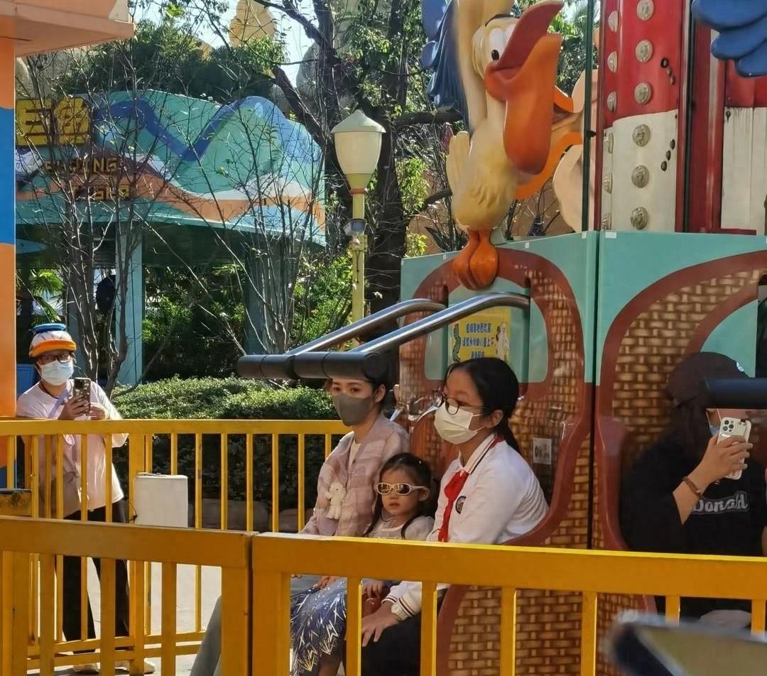 Photos of Xiang Zuo's family of three playing together! Guo Biting is ...