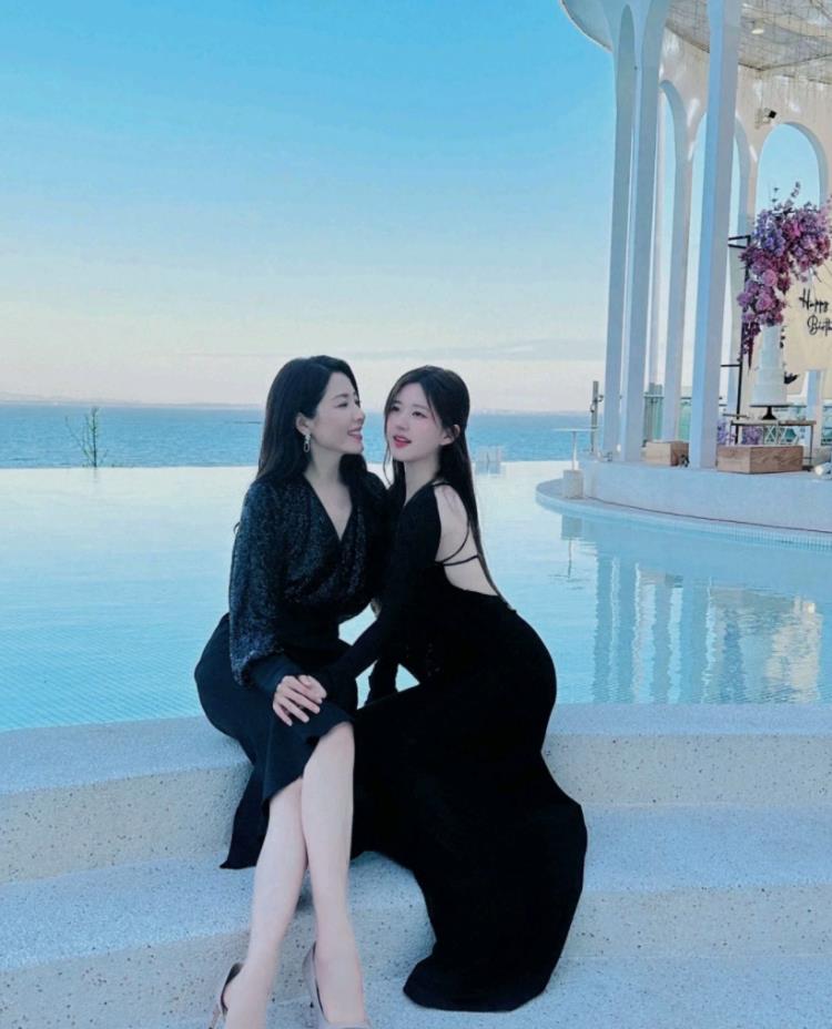 Zeng Lisha and Zhao Lusi took a photo together. The two had a good ...
