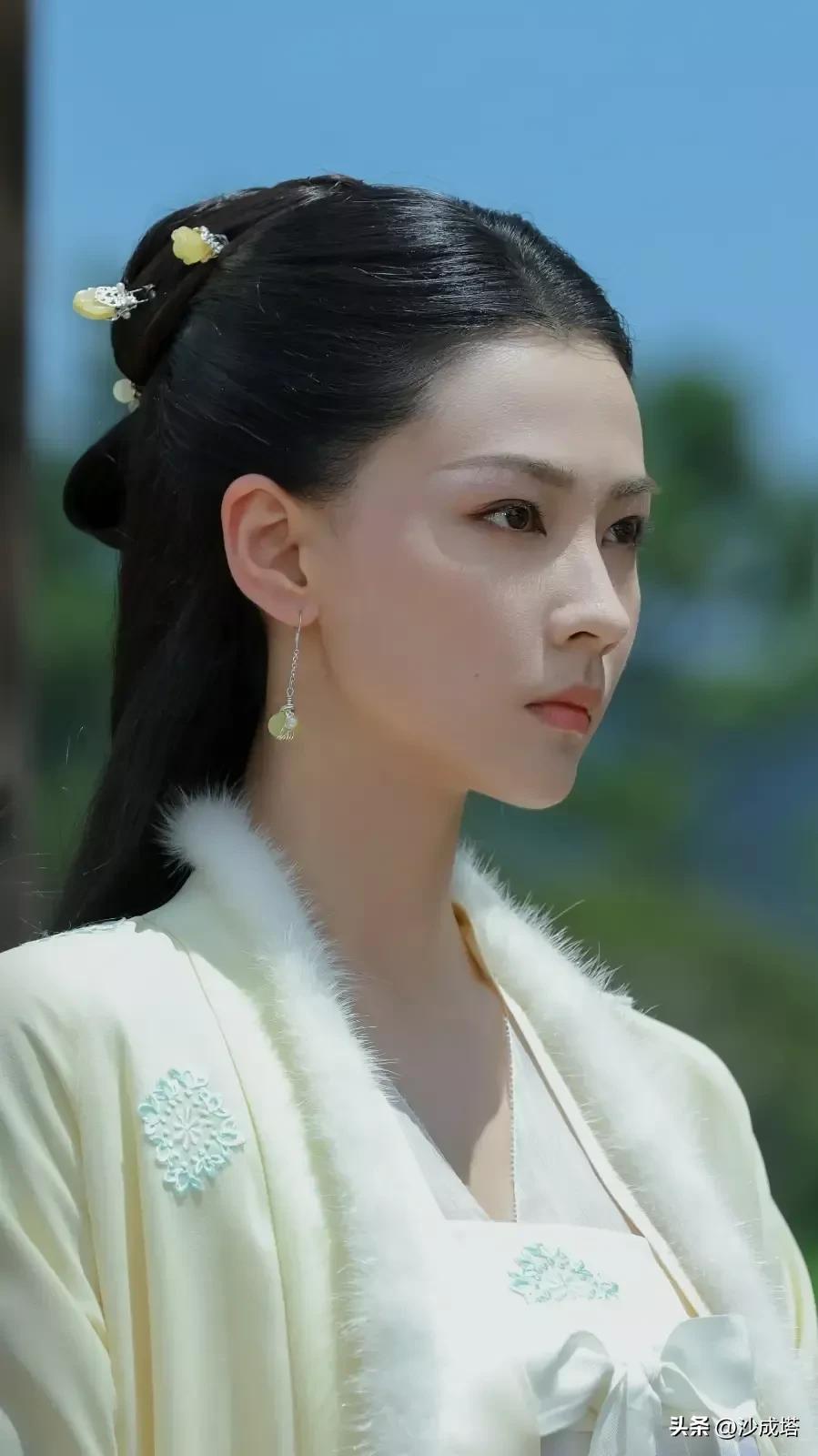 Sexy and charming Ding Xiaoying - iNEWS