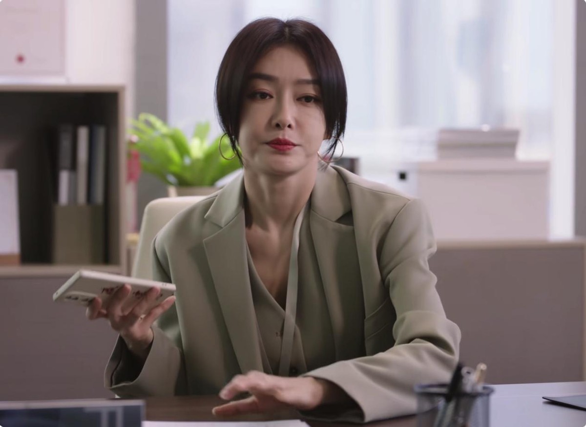 Shaking her head, winking her eyebrows, 43-year-old Qin Lan has played ...