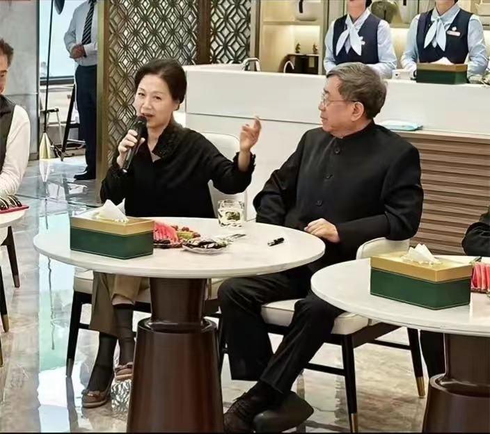 They are all without makeup, Wu Qiong and Yuan Mei really look like a ...