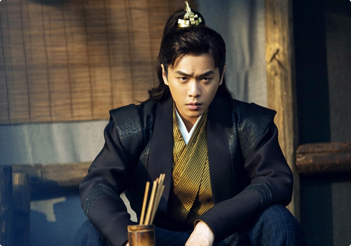 His facial features are flying around, his acting skills rely on ...