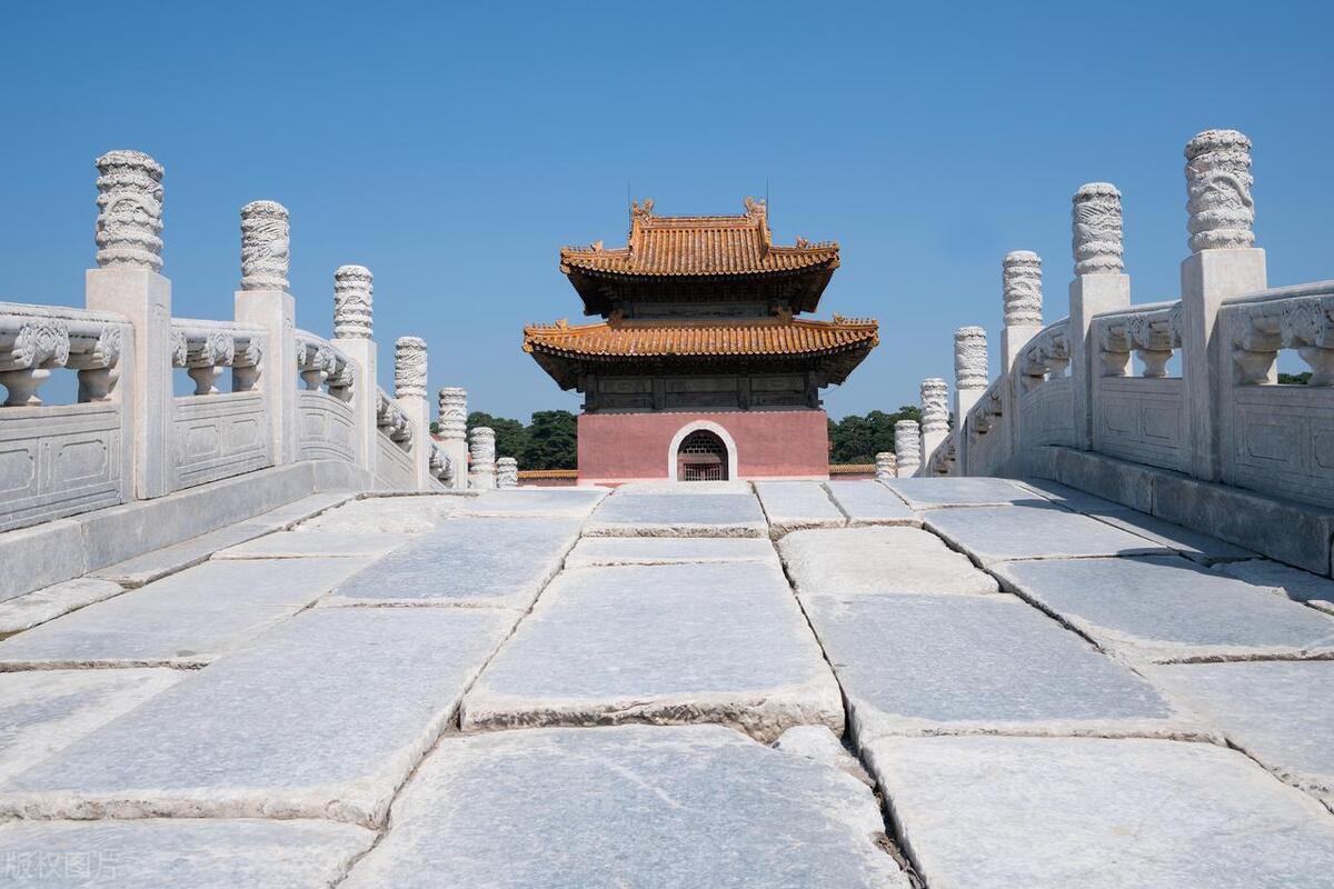 Analysis of the architectural style of Ming Dynasty royal tombs, and ...