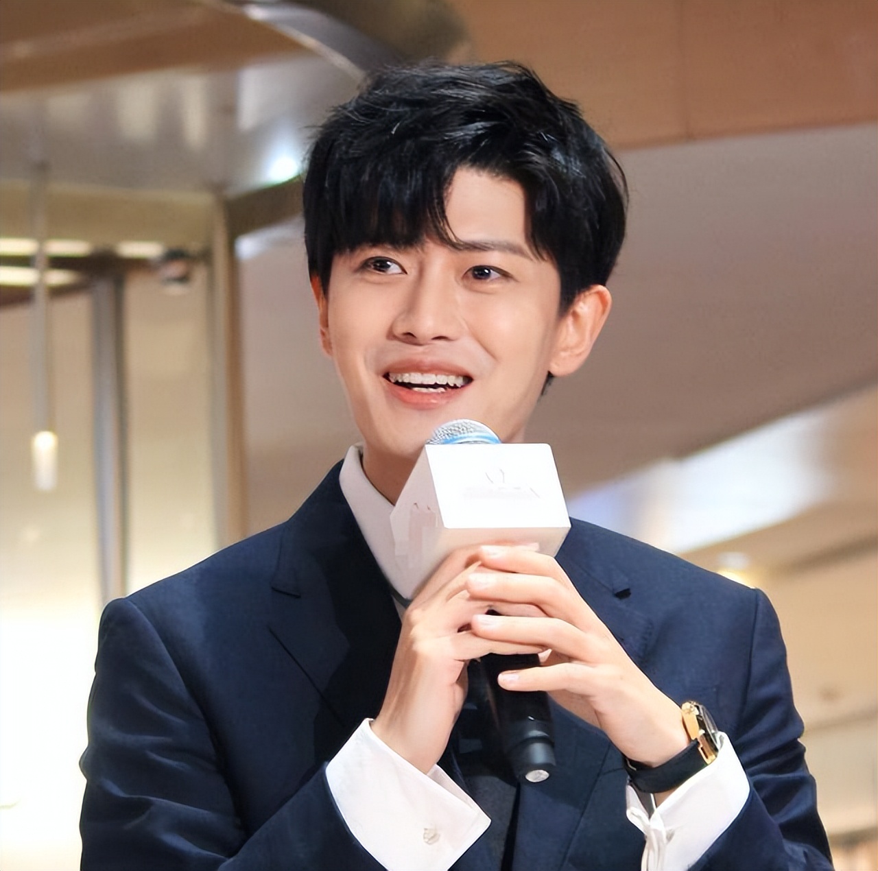 The 32-year-old Ren Jialun attended the event in a suit, still elegant ...