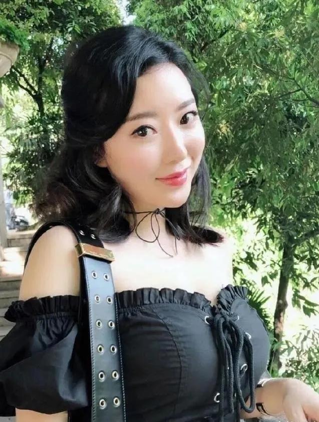 The hot goddess Jiang Pingting, with her graceful figure, fascinates ...