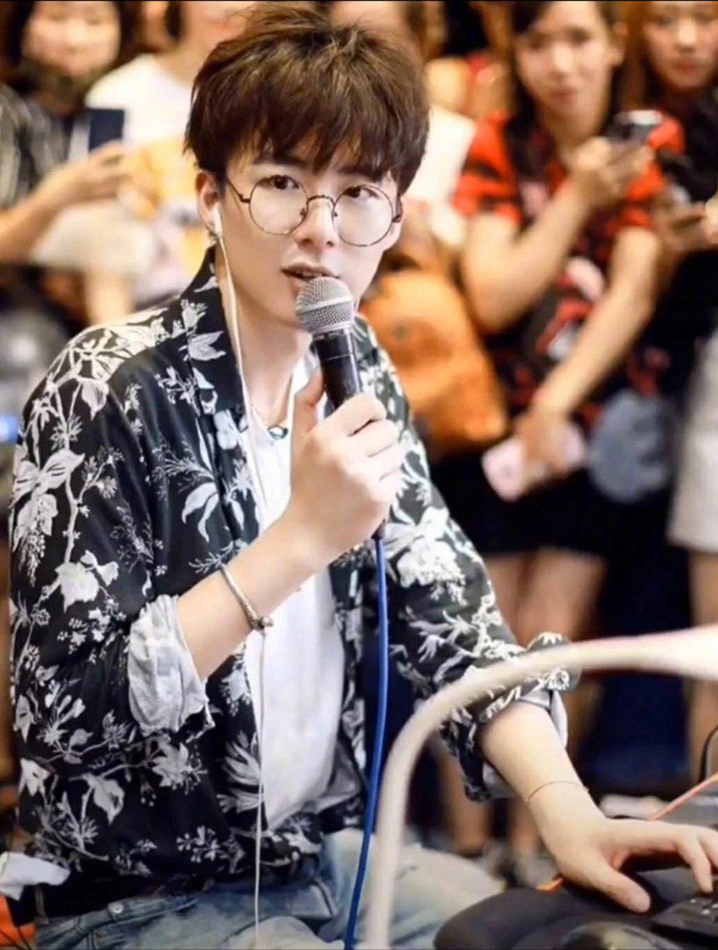 Lin Chiling gave him a back-up dance in the crowd of Internet ...