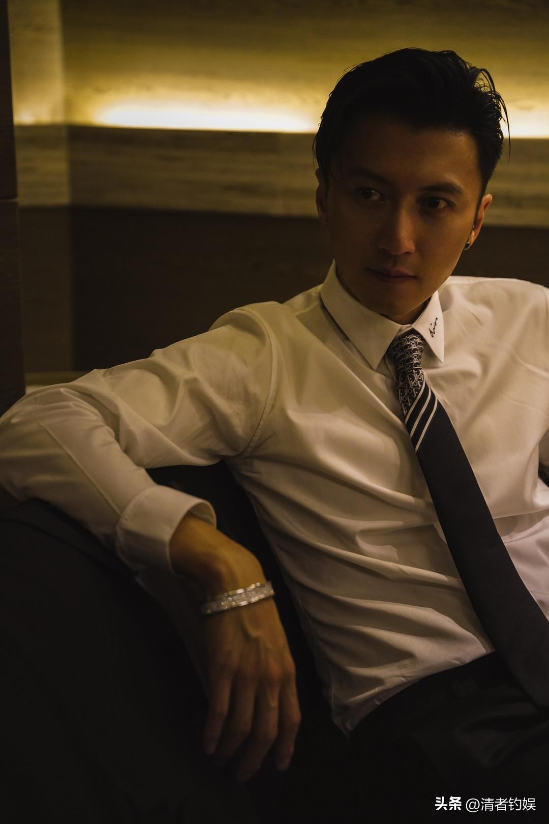 Jiao Fu loves him so much! Faye Wong holds one hand in his pocket and ...