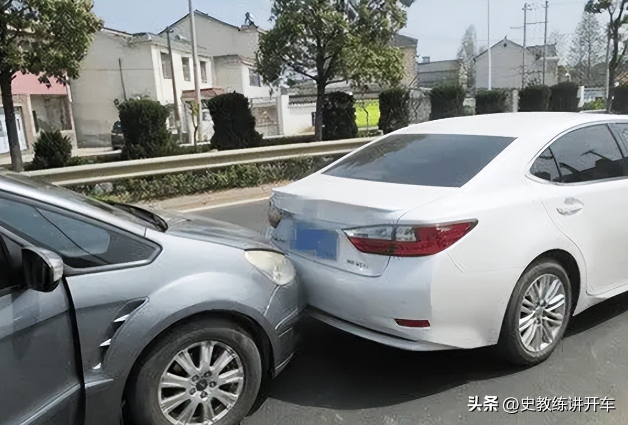 When the car in front suddenly stops when turning right, how should a ...