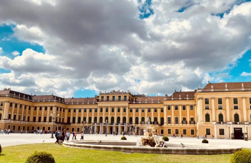 A wonderful work of Baroque architecture, how beautiful is Schönbrunn ...