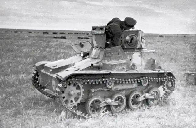 How mini is the Japanese Type 94 tank?After the Soviet soldiers ...