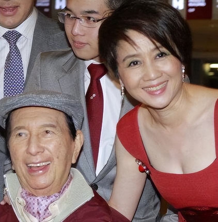 Also the wife of Ho Hongshen, He Chaolian called Li Wanhua the eldest ...