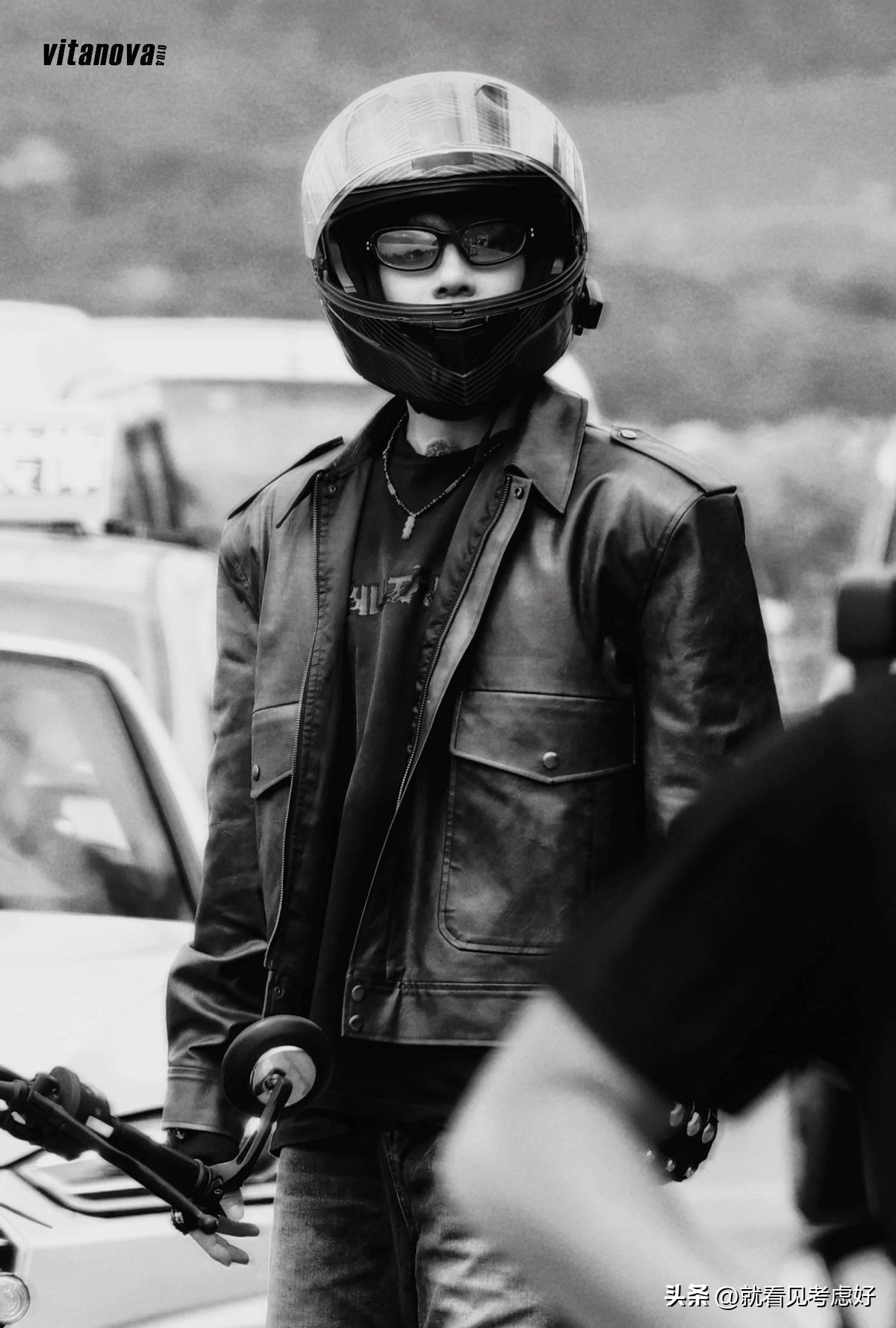 Xia Zhiguang's leather jacket looks very handsome and the motorcycle ...