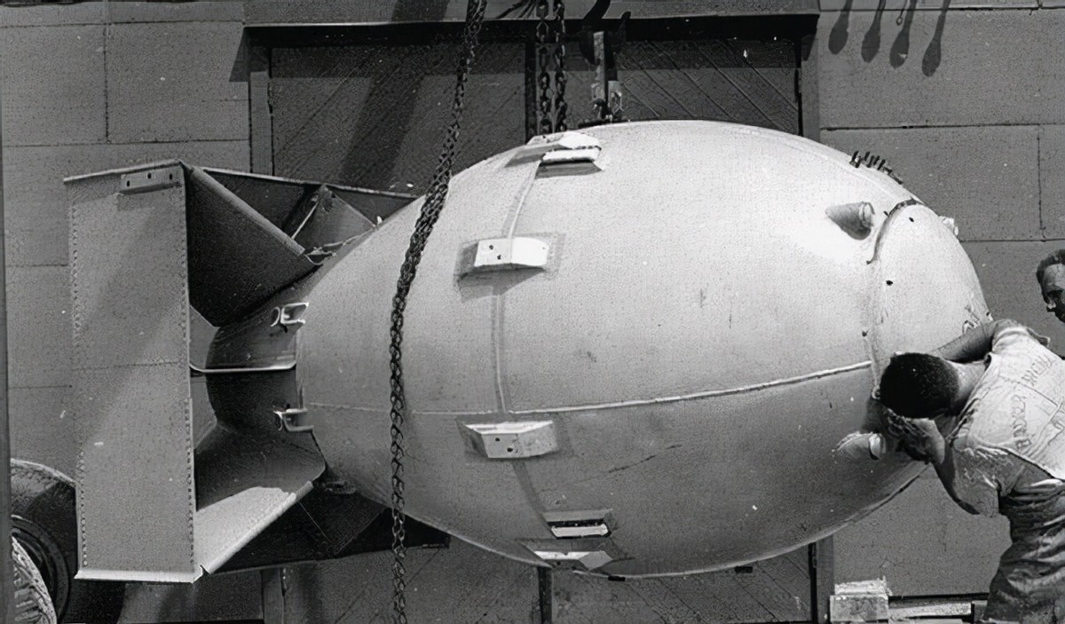 MacArthur: Prepare 26 atomic bombs to drop on China!He was removed from ...