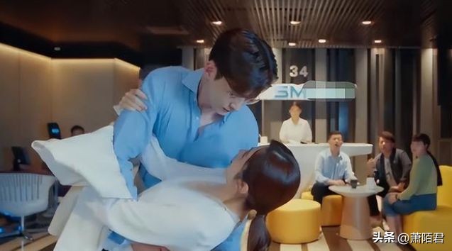 Zhang Han's new drama appeared controversial, pulling Wang Xiaochen's underwear belt in public ...