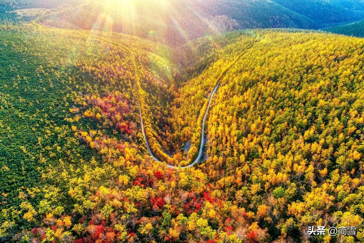 The autumn scenery of mountains and fields is all in this beautiful ...