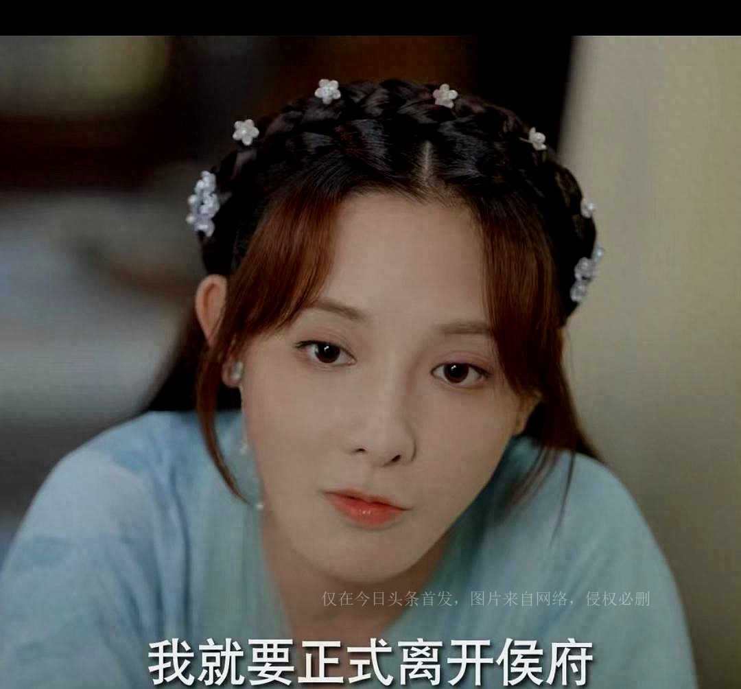 The heroine turned around, thinking she saw a ghost. Who else but Li ...