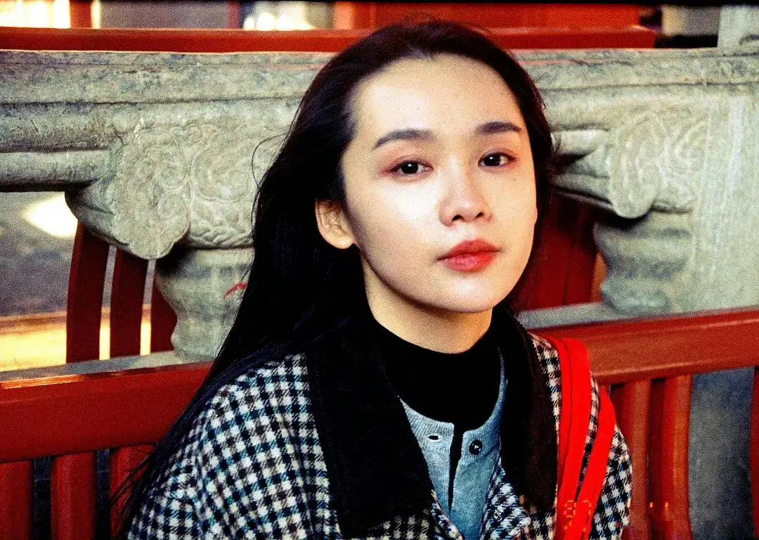 Wang Yidi, the actor of Yin Hong in "The Long Season", is quite an actor with a literary ...