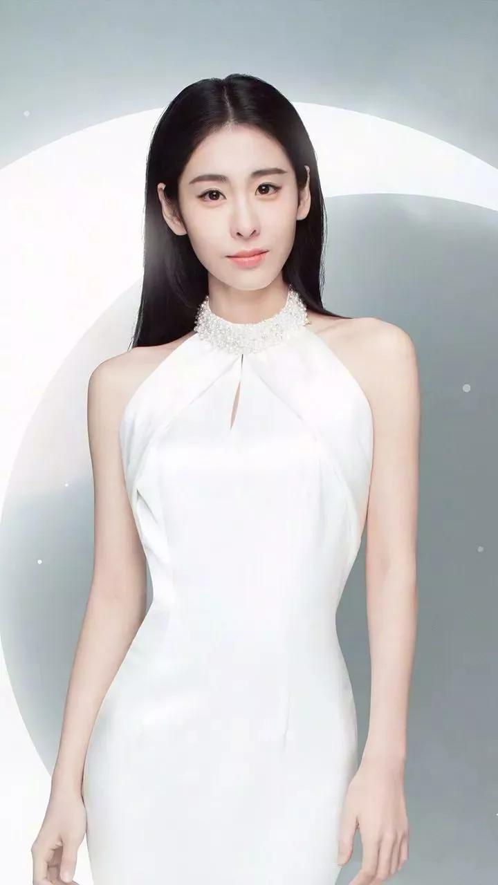 Zhang Bichen's beautiful hot photo album, the flaming red lips are not ...