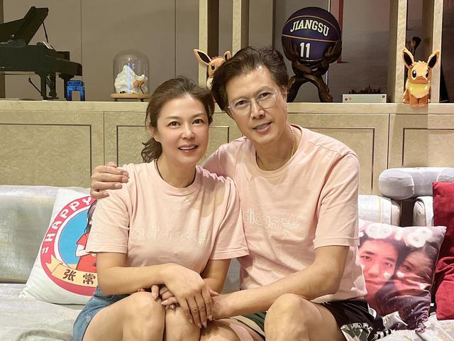 Zhang Changning's family photo!The 60-year-old father is full of energy ...