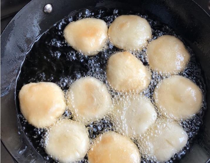 Old-fashioned fried sugar cake: a classic traditional delicacy - iMedia