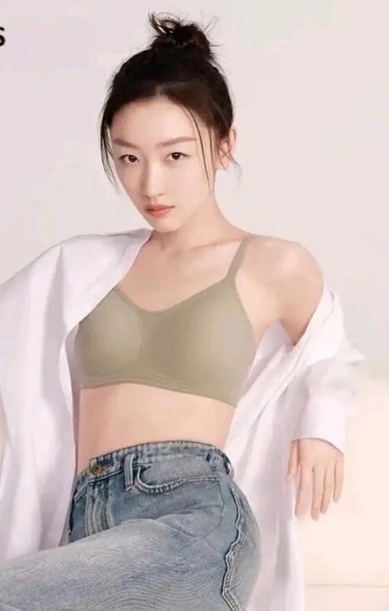 Zhou Dongyu's half-naked body photo was exposed, lying on the sofa sexy and charming, lying next ...