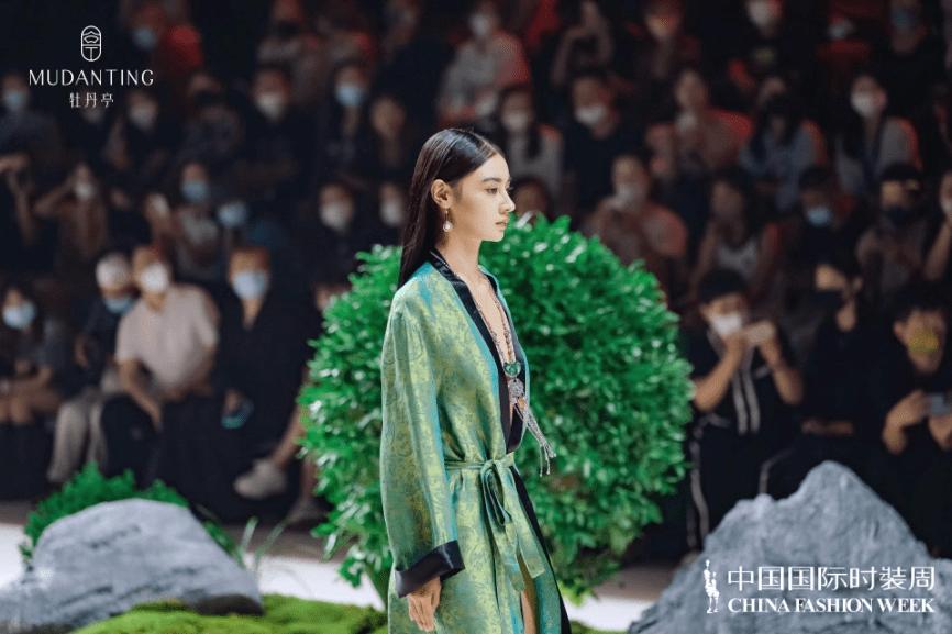 Han Qi: independent woman, pleasing to others - iNEWS
