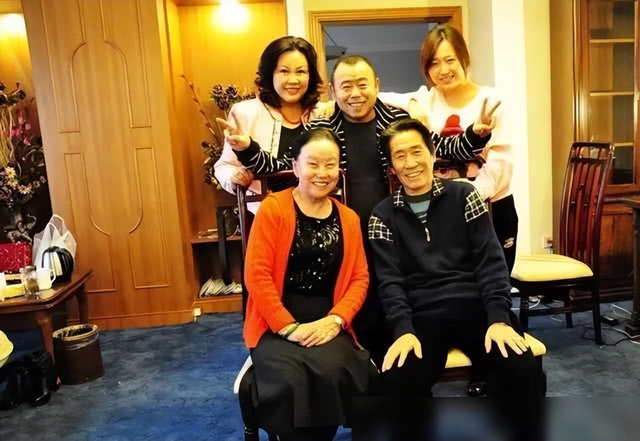 Pan Changjiang's family photos exposed! At the age of 65, he looks old, his wife is plump, and ...