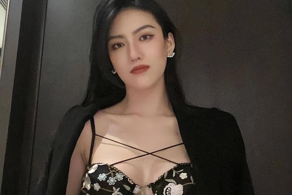 69-year-old Zeng Zhiwei kisses a 26-year-old female model, 63-year-old Jiang Yuheng shows her ...