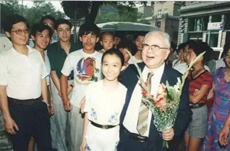 Genius girl Pang Xiuyu: She appeared on CCTV at the age of 14 and gave ...