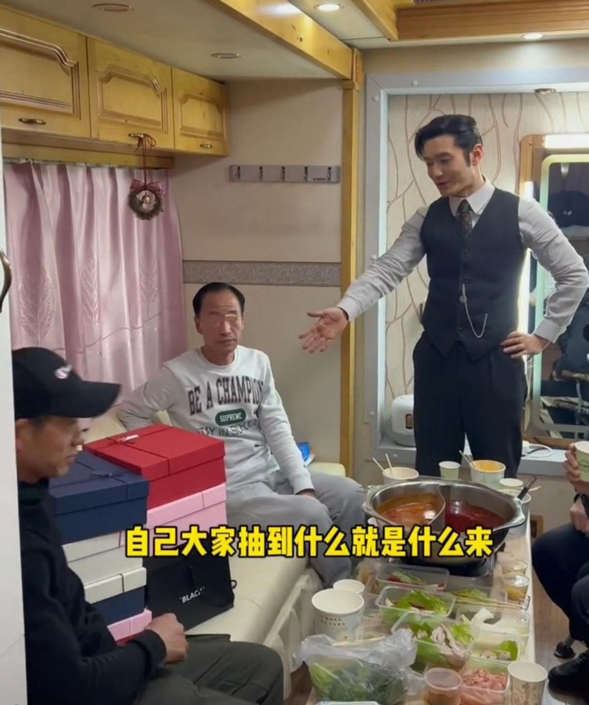 Huang Xiaoming is so generous to employees!Meals and gifts, thousands ...