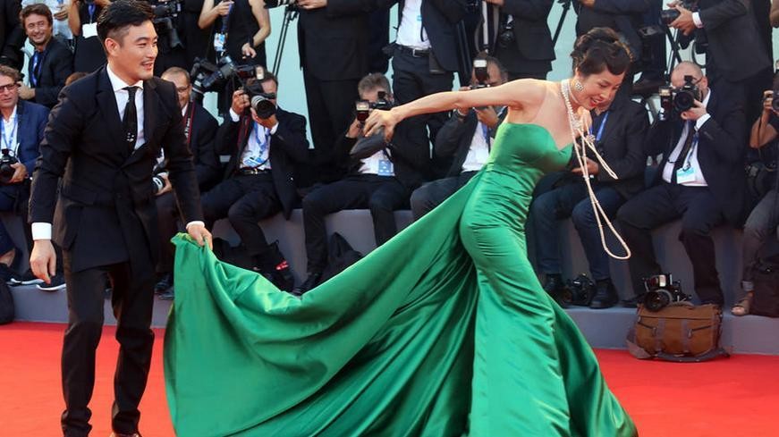 Falling down, throwing skirts, embarrassing C, a red carpet at the ...