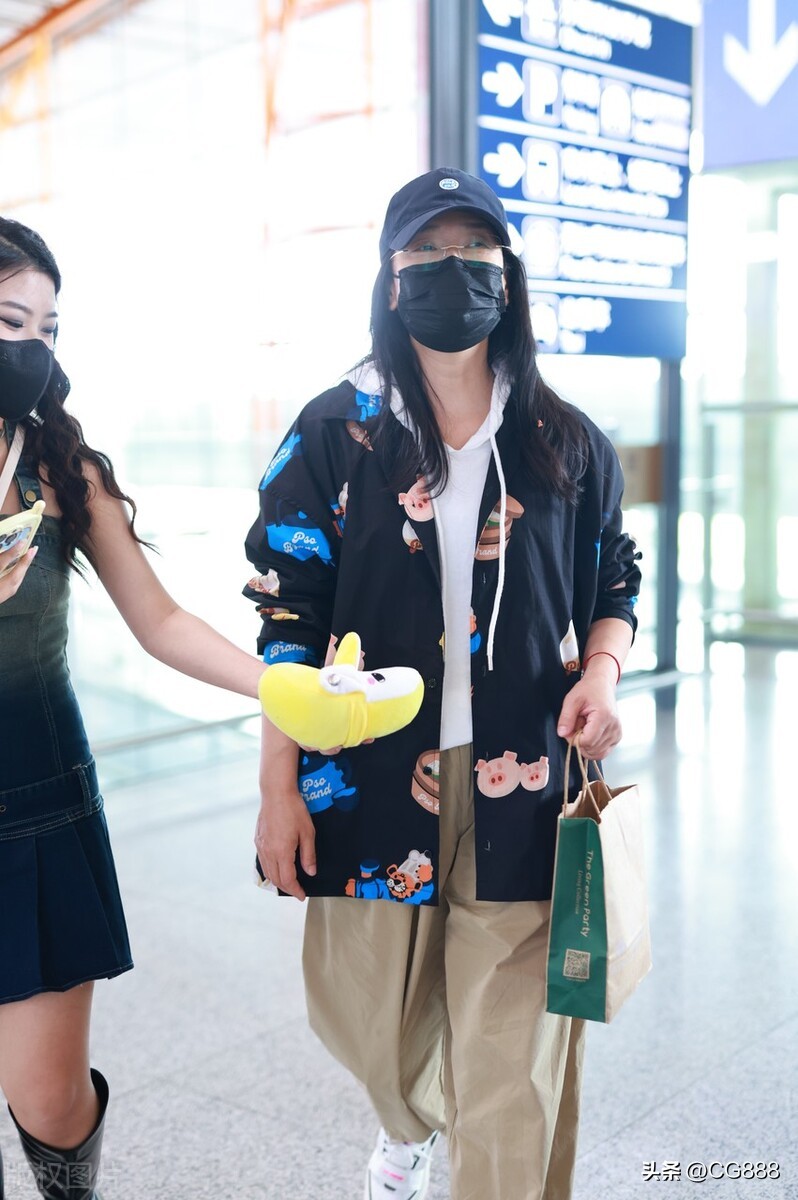 Linghua appeared at Beijing Airport - iNEWS