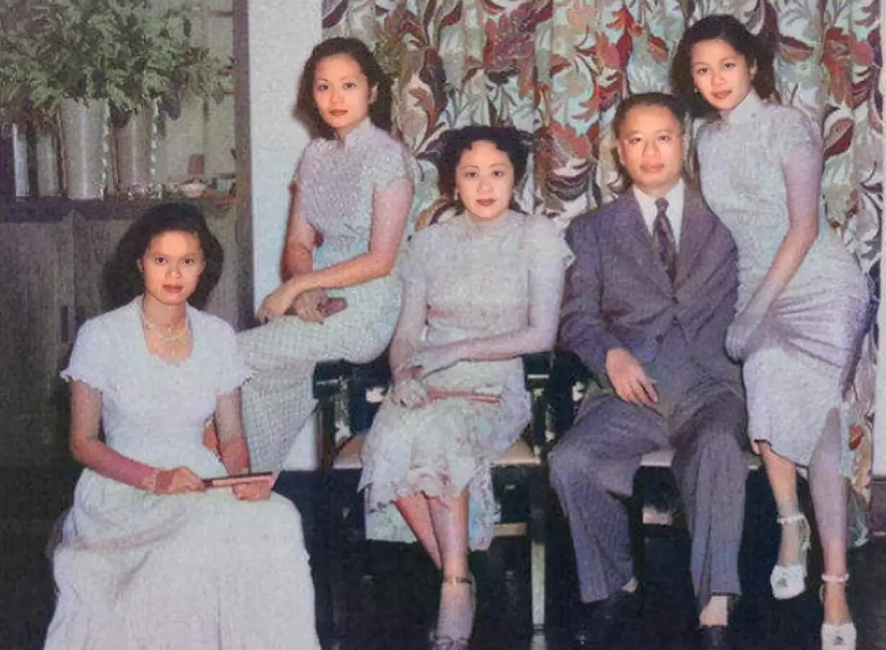 In 1949, a group photo of Song Ziwen and several daughters, each of ...