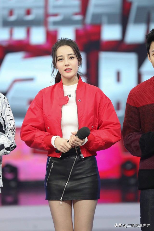 Reba's "three-point skirt" is on fire, not only tall and thin, but also ...