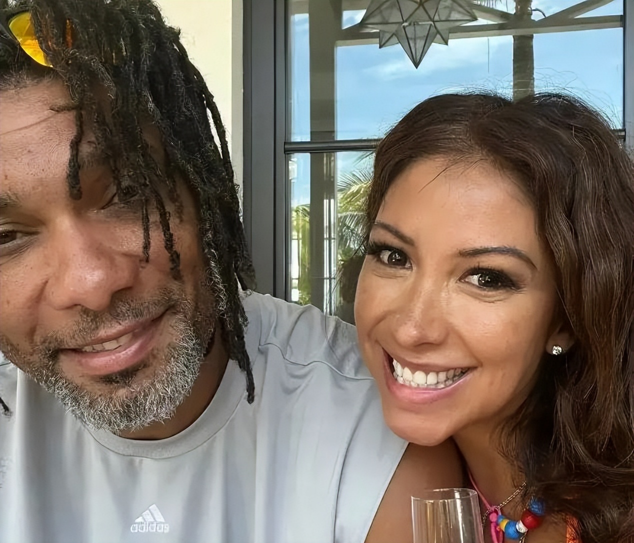 46-year-old Duncan shows his love after a long absence, and takes a ...