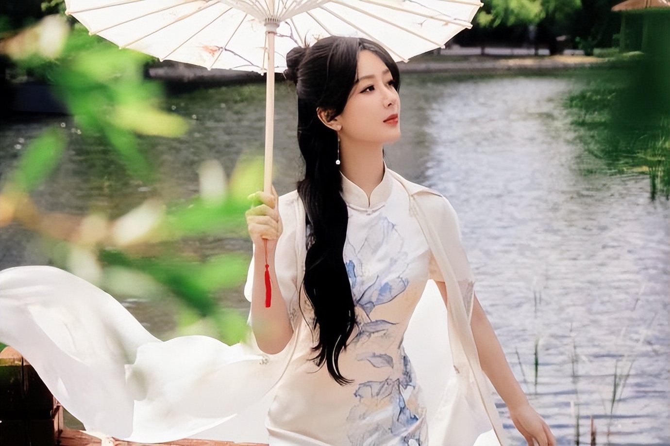 Yang Zi's event site picture exposed wearing elegant cheongsam and ...