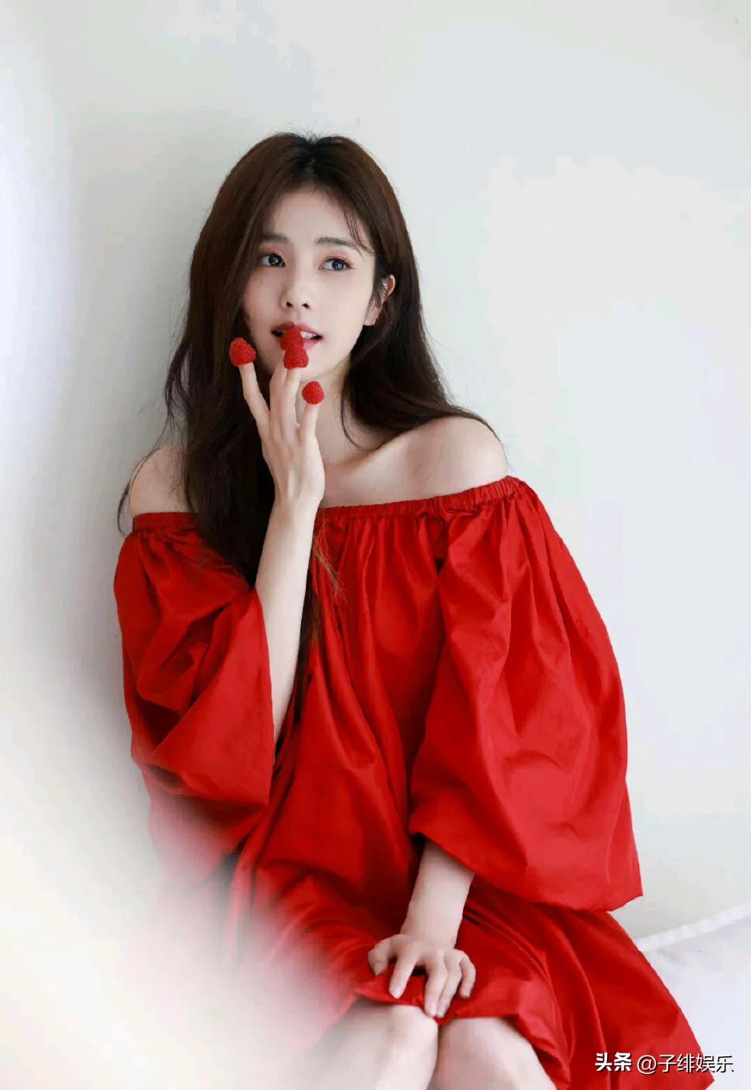 The darling of the entertainment circle, Bai Lu, has a perfect figure ...