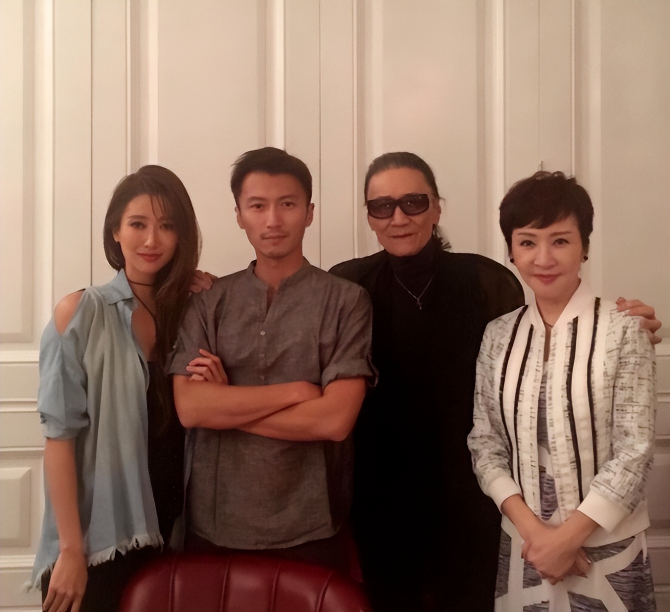 Nicholas Tse posted a family photo, his father was already gray, but he ...