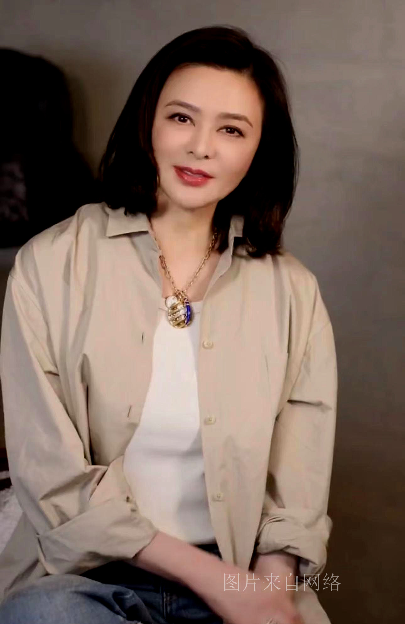 Rosamund Kwan is 61 years old! She is single and free-spirited, with sharp eyes - iNEWS