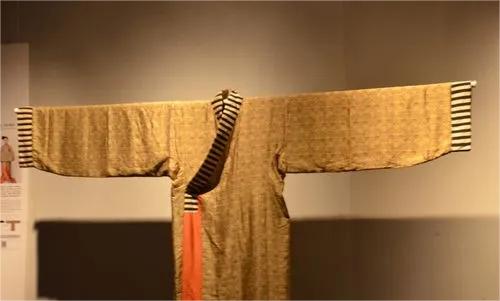 Use clothing as the carrier, and use clothing as the medium to spread ...