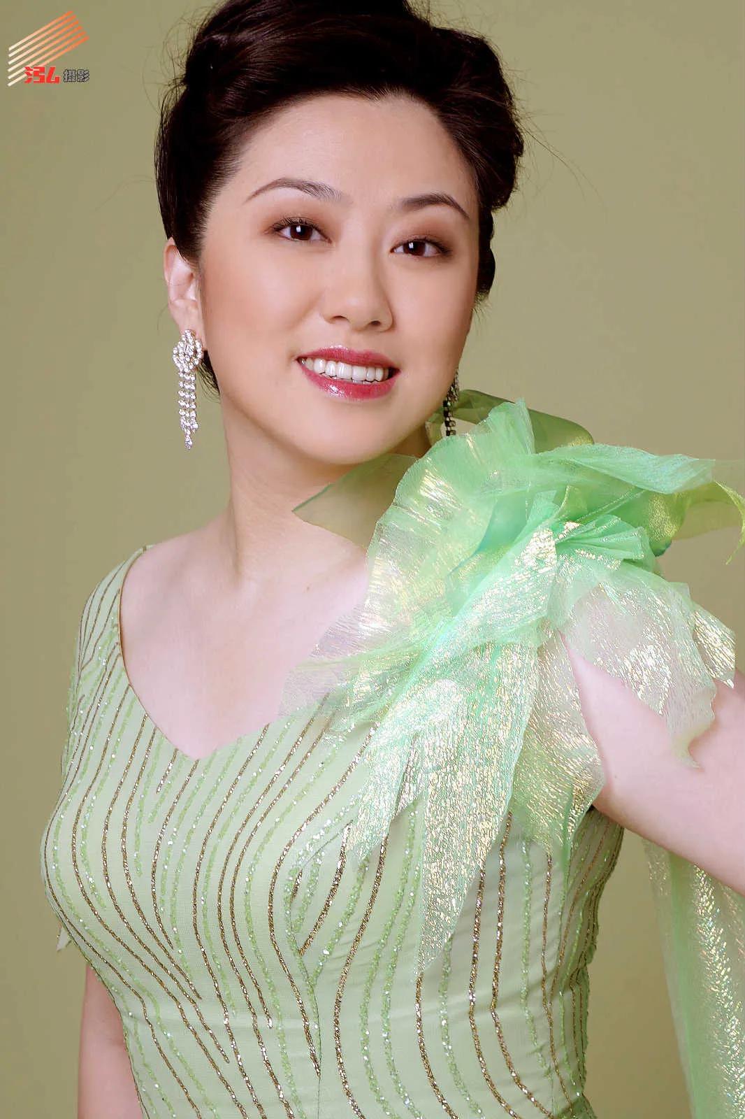 An analysis of the advantages and disadvantages of singer Wu Na's ...