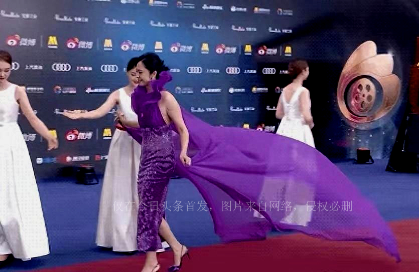 How embarrassing is it to wear the wrong dress? Yao Chen looks like a ...