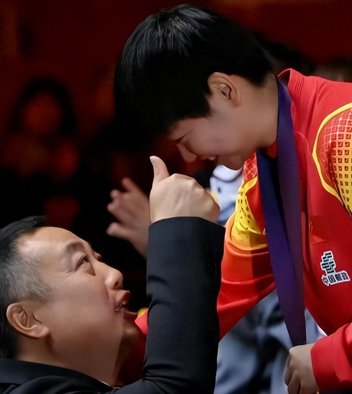 After the game, Qiu Yike confronted Ma Lin, clenched his right fist and ...
